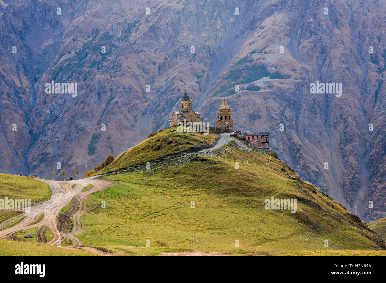 Kirche der Heiligen Dreifaltigkeit. Kasbegi. Georgien Stockfotografie ...