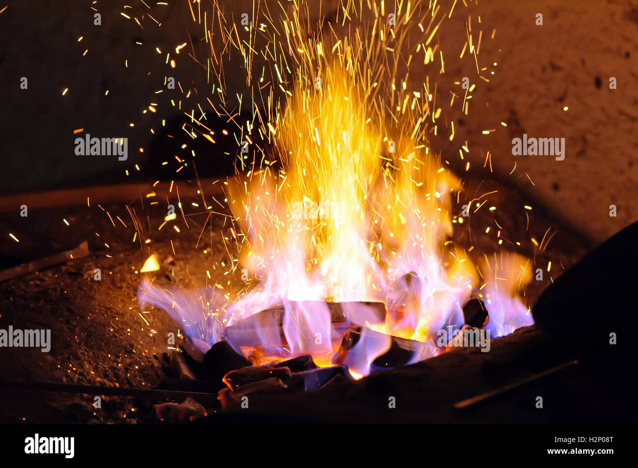 Feuer funken -Fotos und -Bildmaterial in hoher Auflösung – Alamy