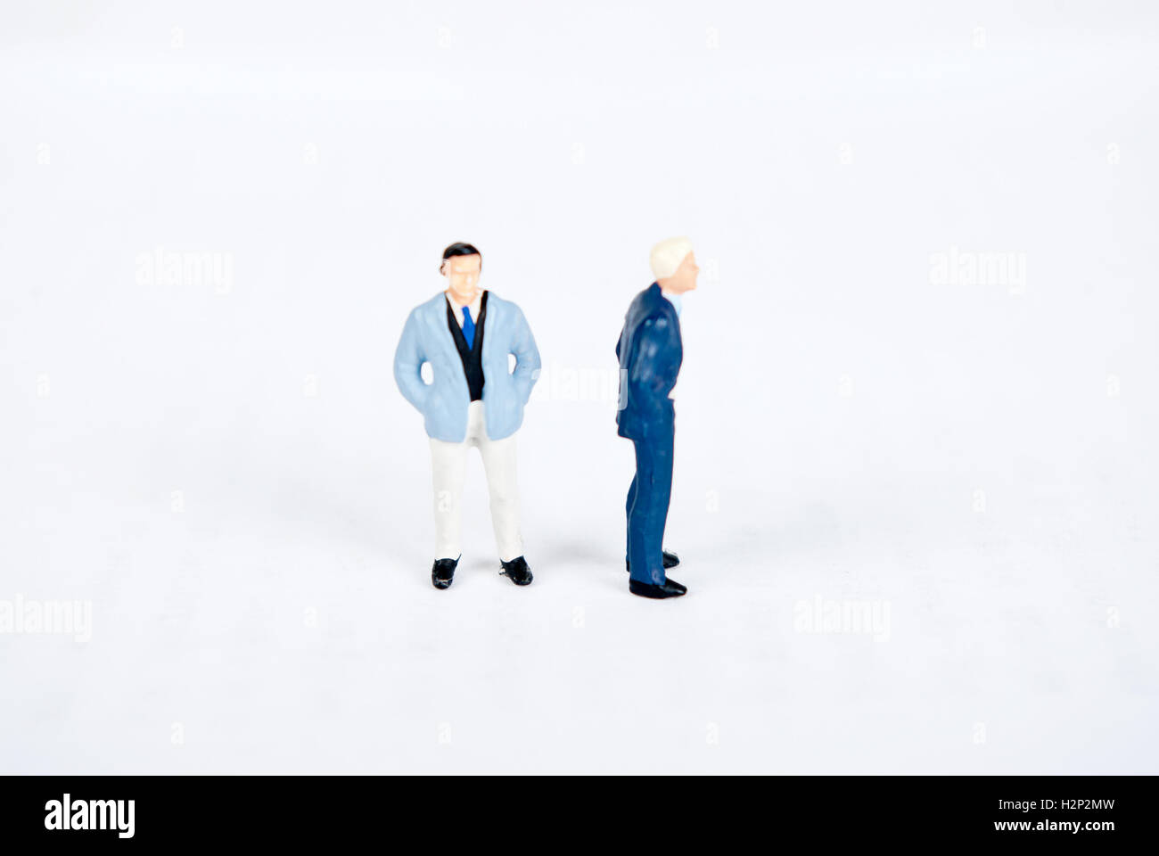 Miniatur-Menschen auf weißem Hintergrund Stockfotografie - Alamy