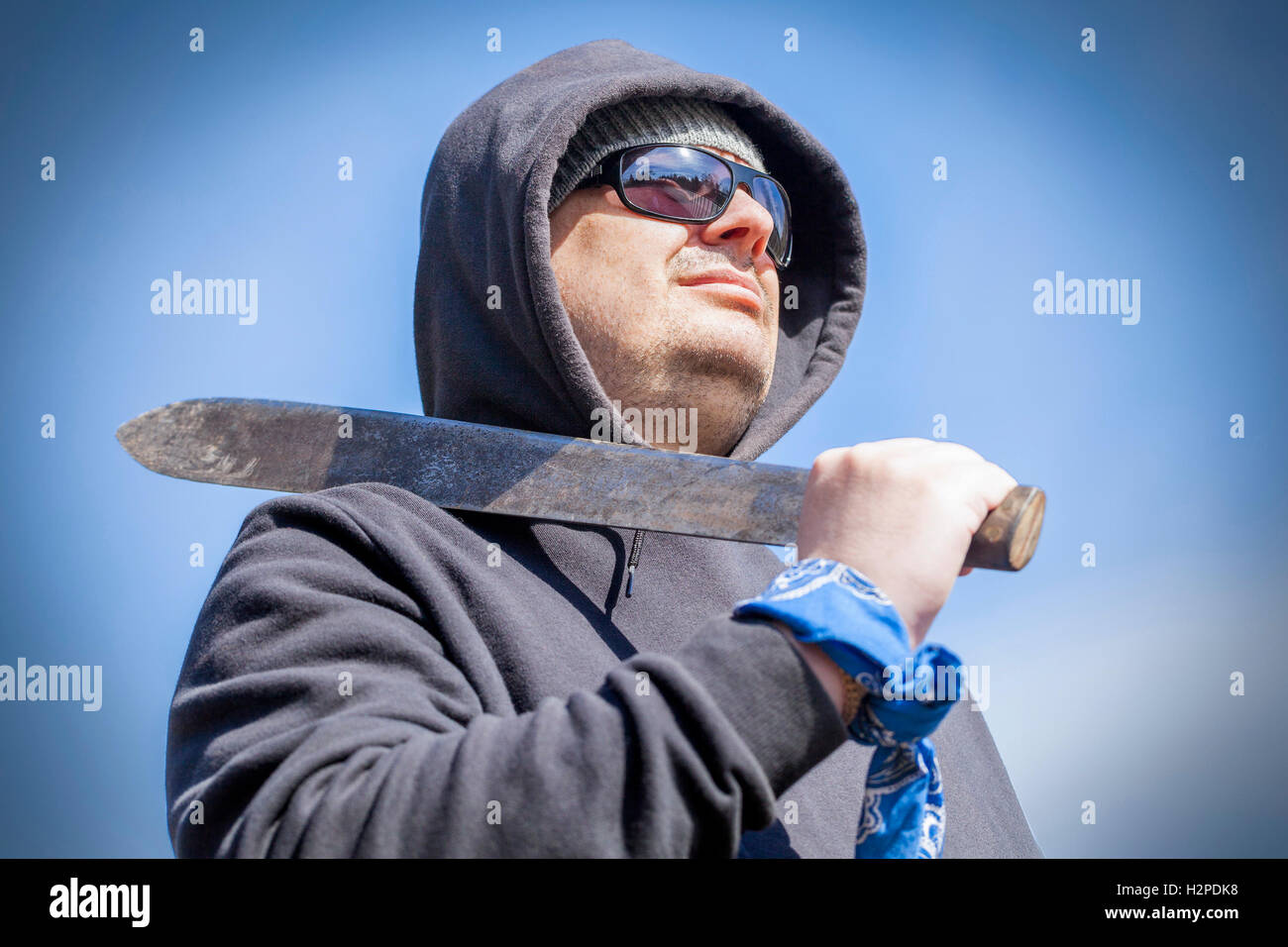 Man with machete -Fotos und -Bildmaterial in hoher Auflösung – Alamy