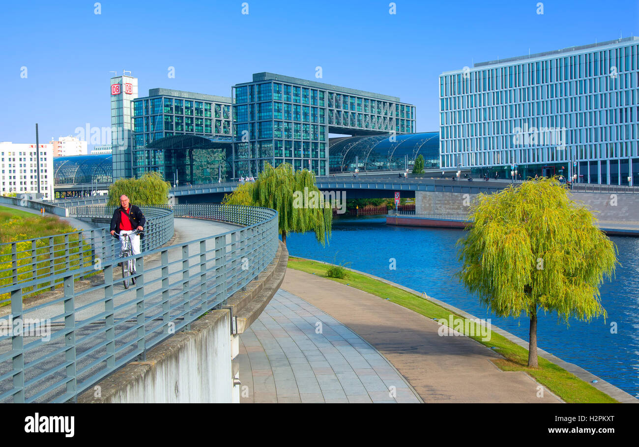 Station in berlin -Fotos und -Bildmaterial in hoher Auflösung – Alamy
