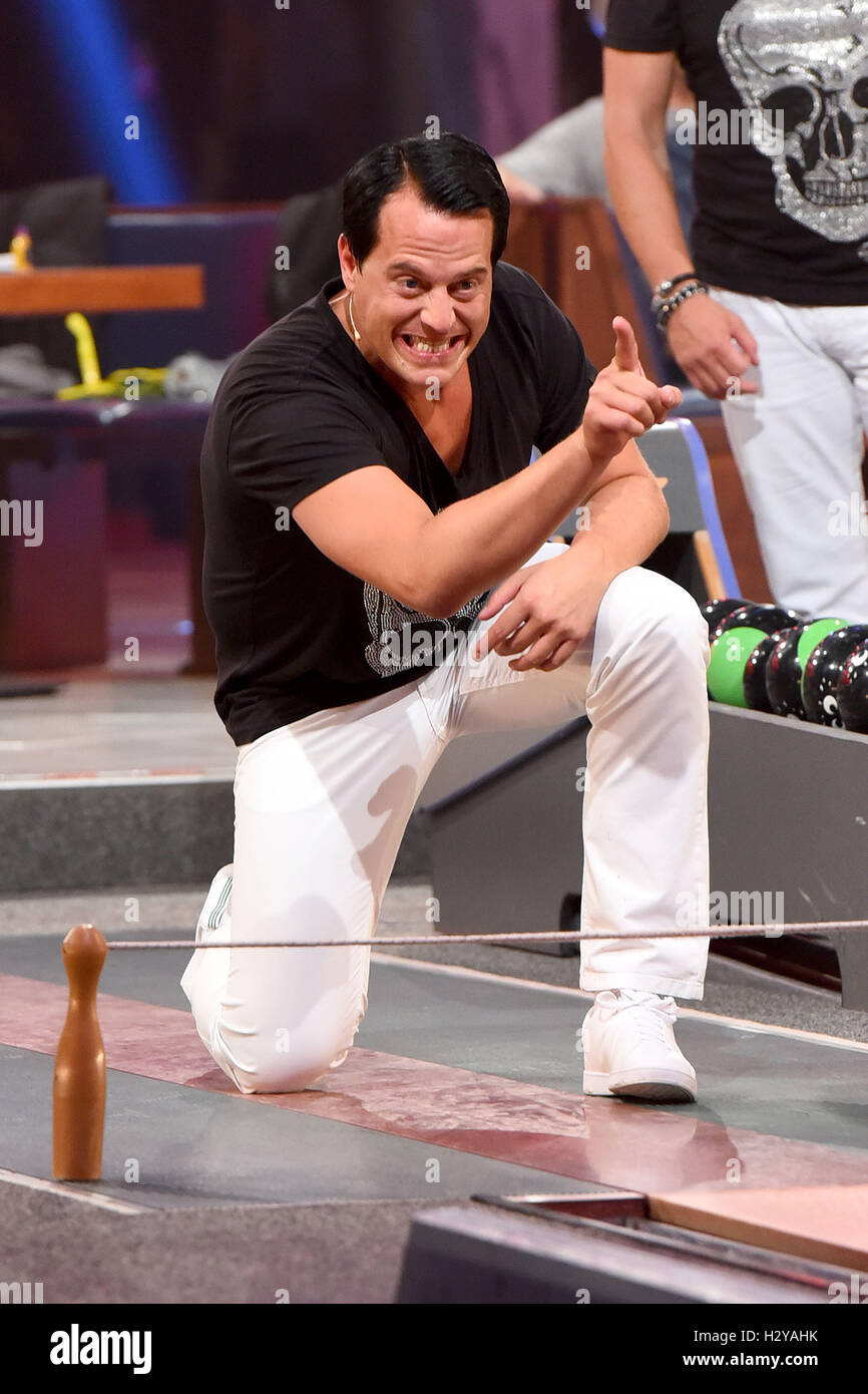 Deutsch RTL2 Live-TV-show "Der Grosse RTL2 Promi-Kegelabend" im Kegel ...