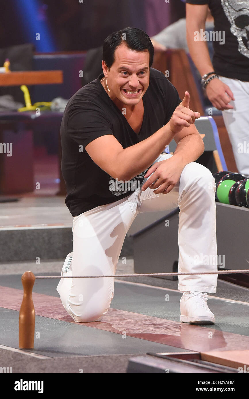 Deutsch RTL2 Live-TV-show "Der Grosse RTL2 Promi-Kegelabend" im Kegel ...