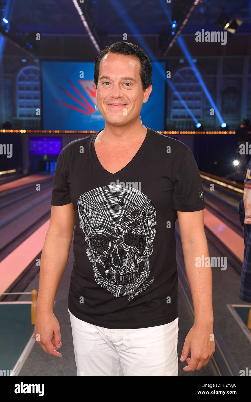 Deutsch RTL2 Live-TV-show "Der Grosse RTL2 Promi-Kegelabend" im Kegel ...