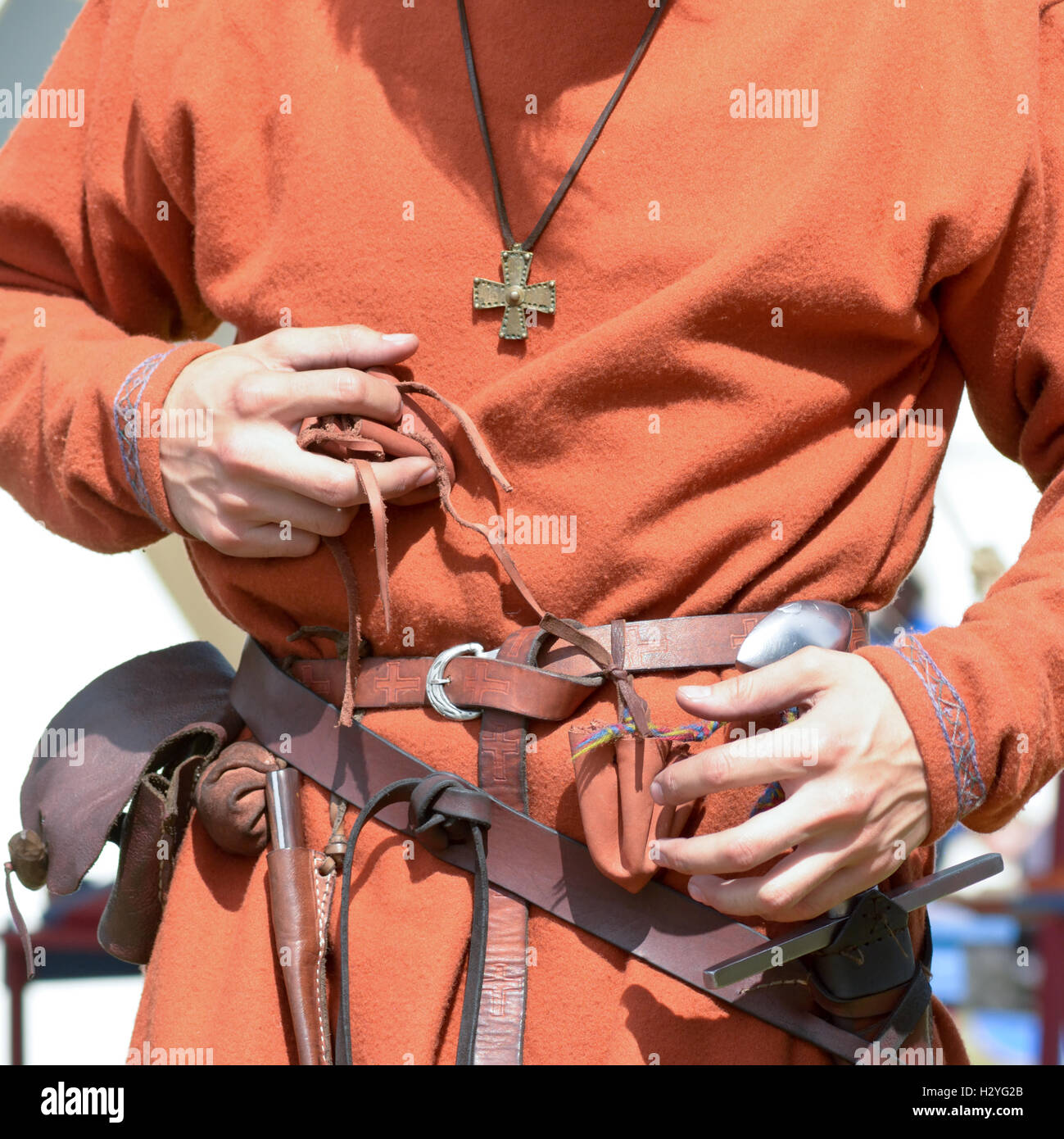 Historisches Reenactment-Gruppe zeigt 12. Jahrhundert Ritter mit seinem ...