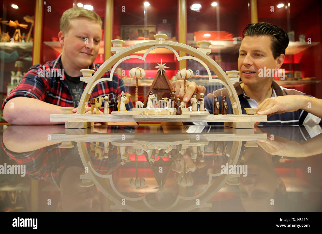 Seiffen, Deutschland. 19. Sep, 2016. Tim Gruber aus Nebraska (l) und ...