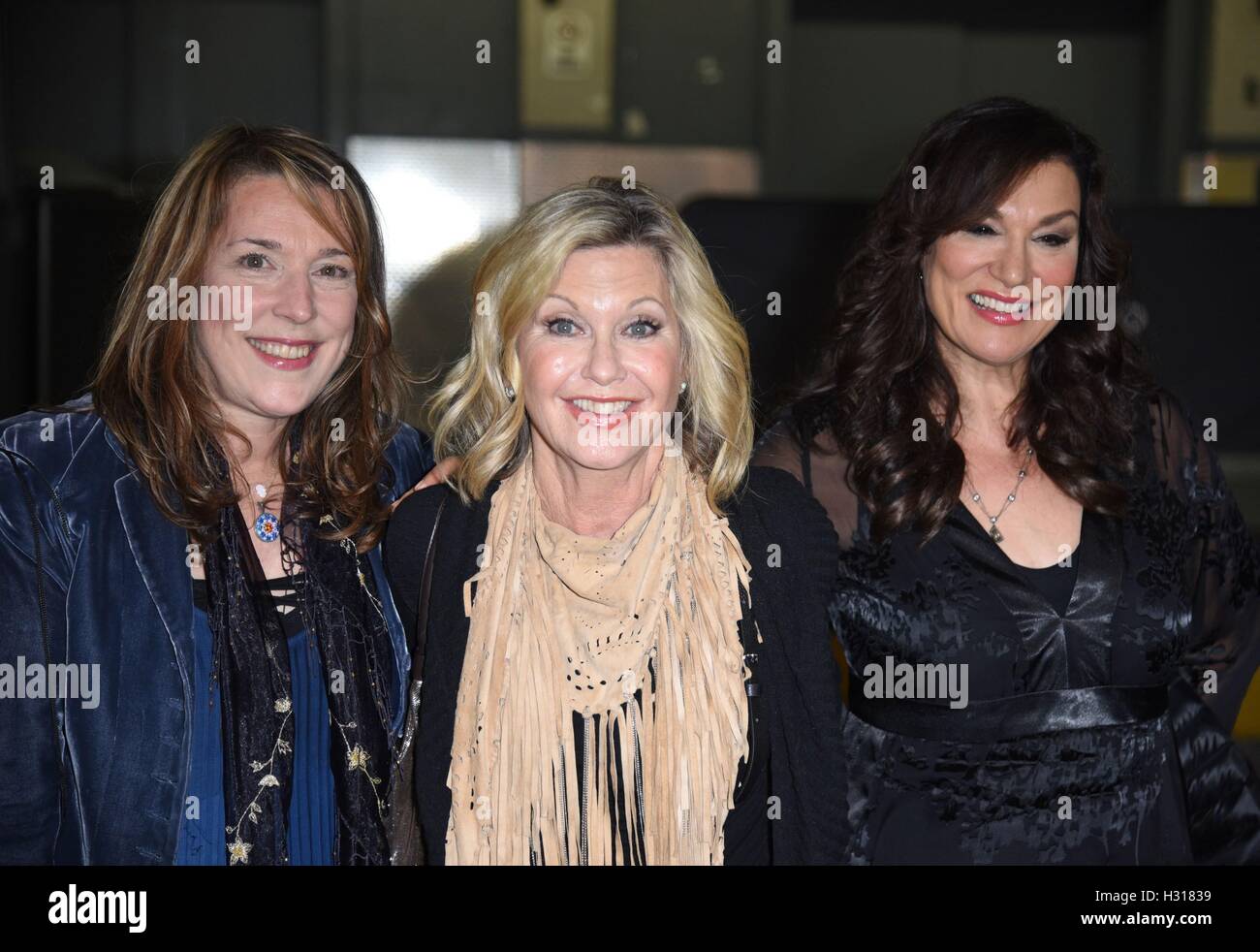 New York, NY, USA. 3. Oktober 2016. Beth Nielsen Chapman, Olivia Newton ...