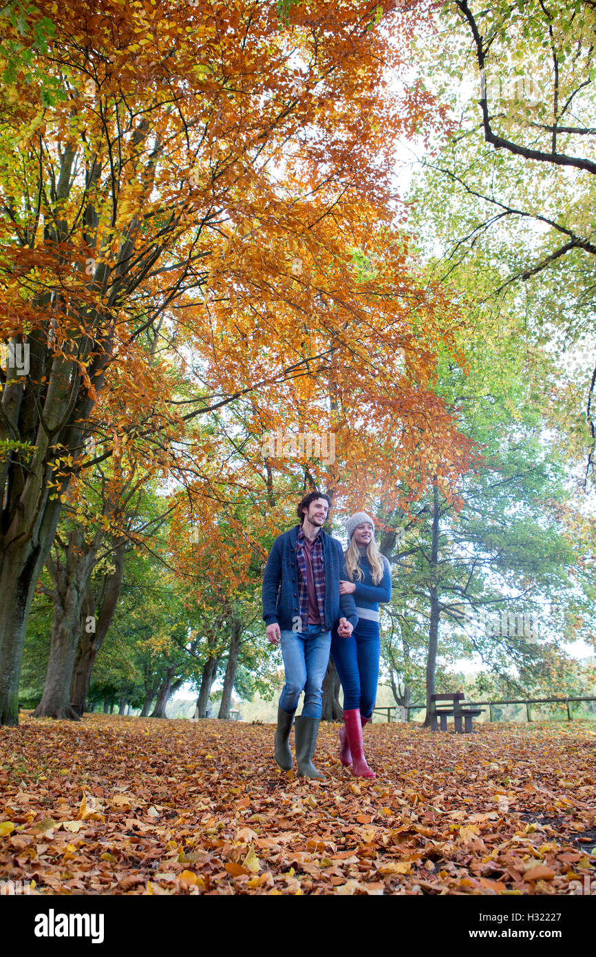 Junges Paar Genießen Sie Einen Spaziergang Zusammen Im Herbst Sie Sind 8163