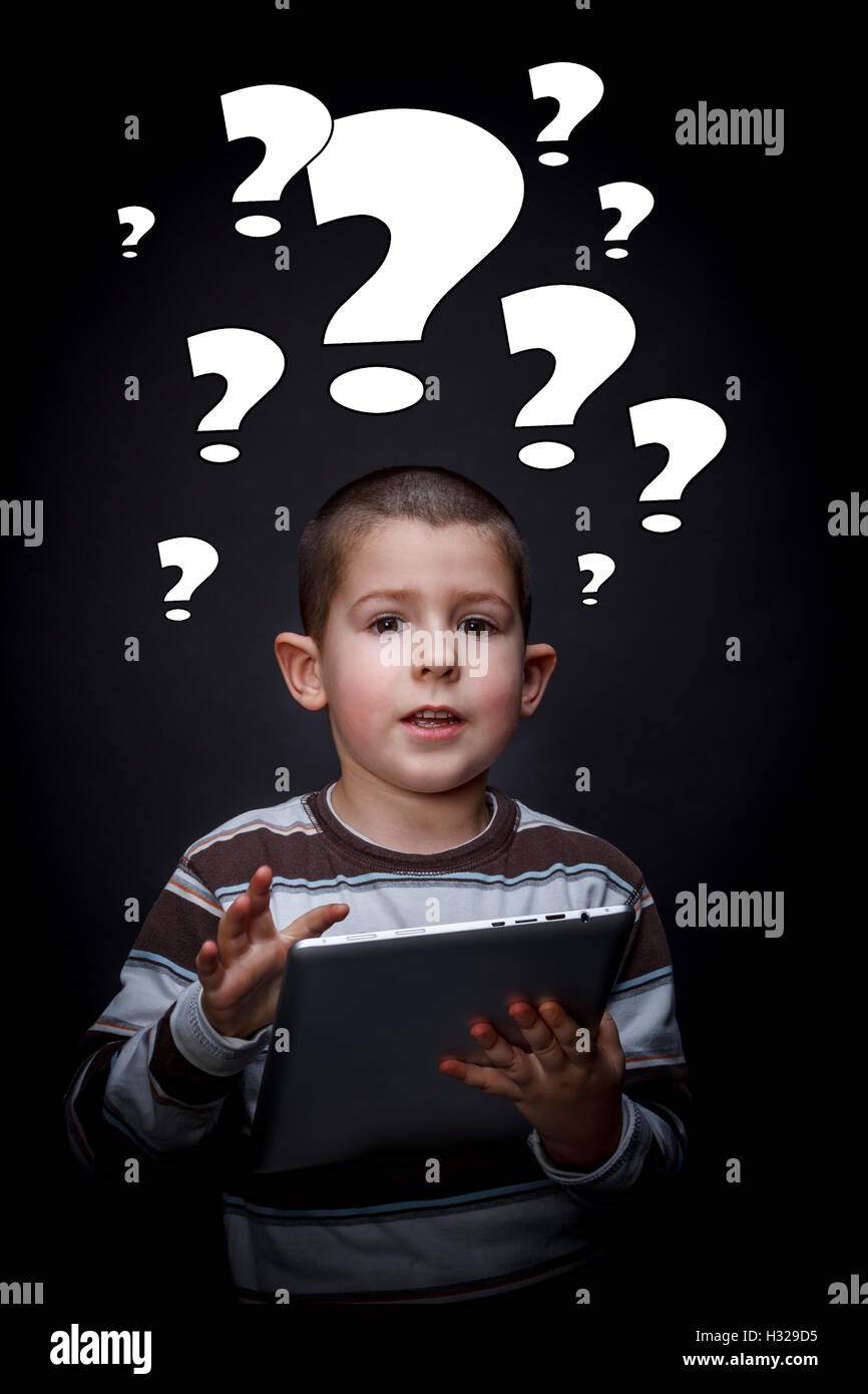 Junge mit Fragezeichen-Symbole Stockfotografie - Alamy