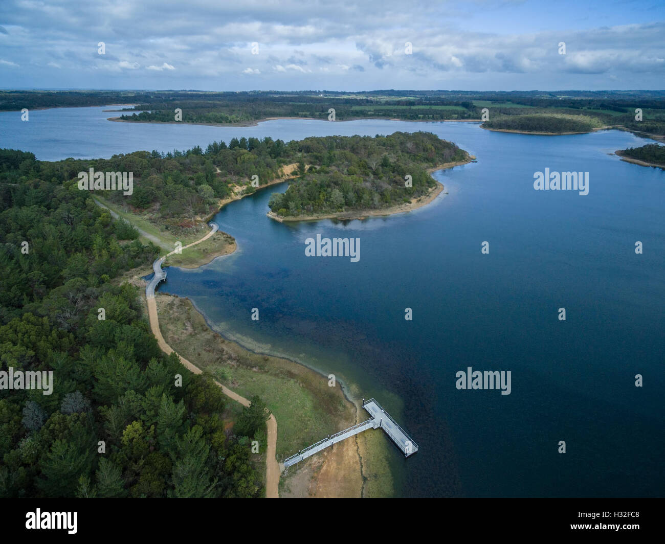 Luftaufnahme des Devilbend Stausee und Park. Mornington Peninsula ...