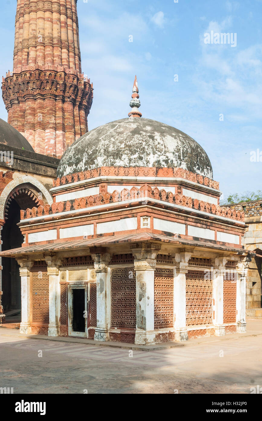 Grab von Imam Muhammad Ali oder Imam Zamin, Quwwat-al-Islam-Moschee ...