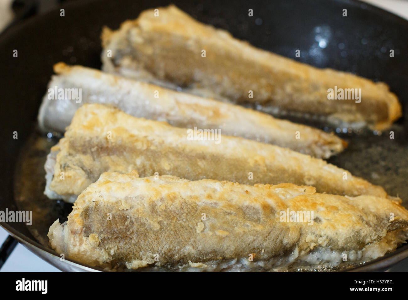 Gebratener Seehecht Fisch Filet in einer Pfanne in Küche ...