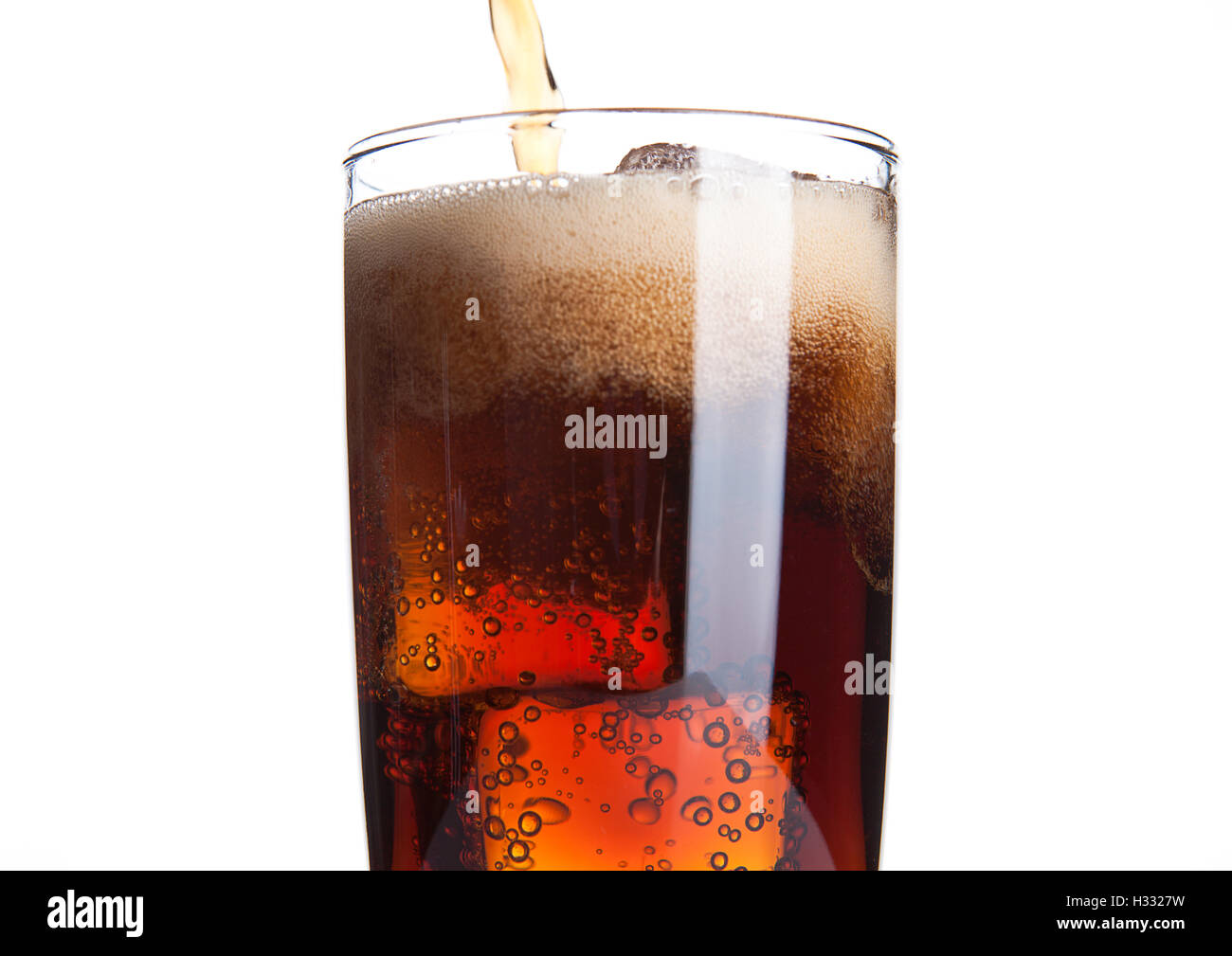 Cola-Glas mit Eiswürfeln und Bläschen auf weißem Hintergrund ...