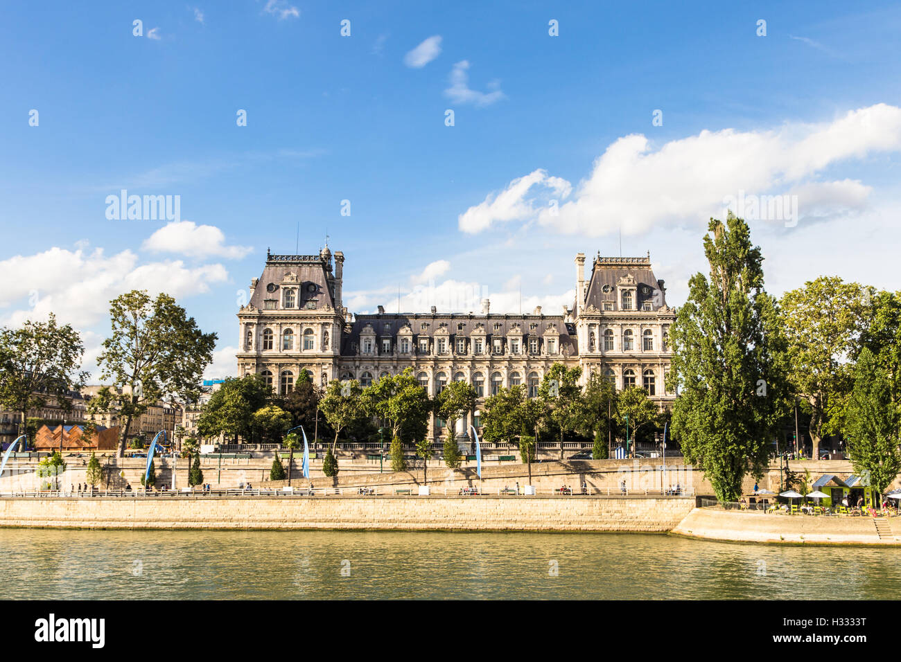 Die Fassade des Paris Rathaus (Hotel de Ville) entlang der Seine in ...