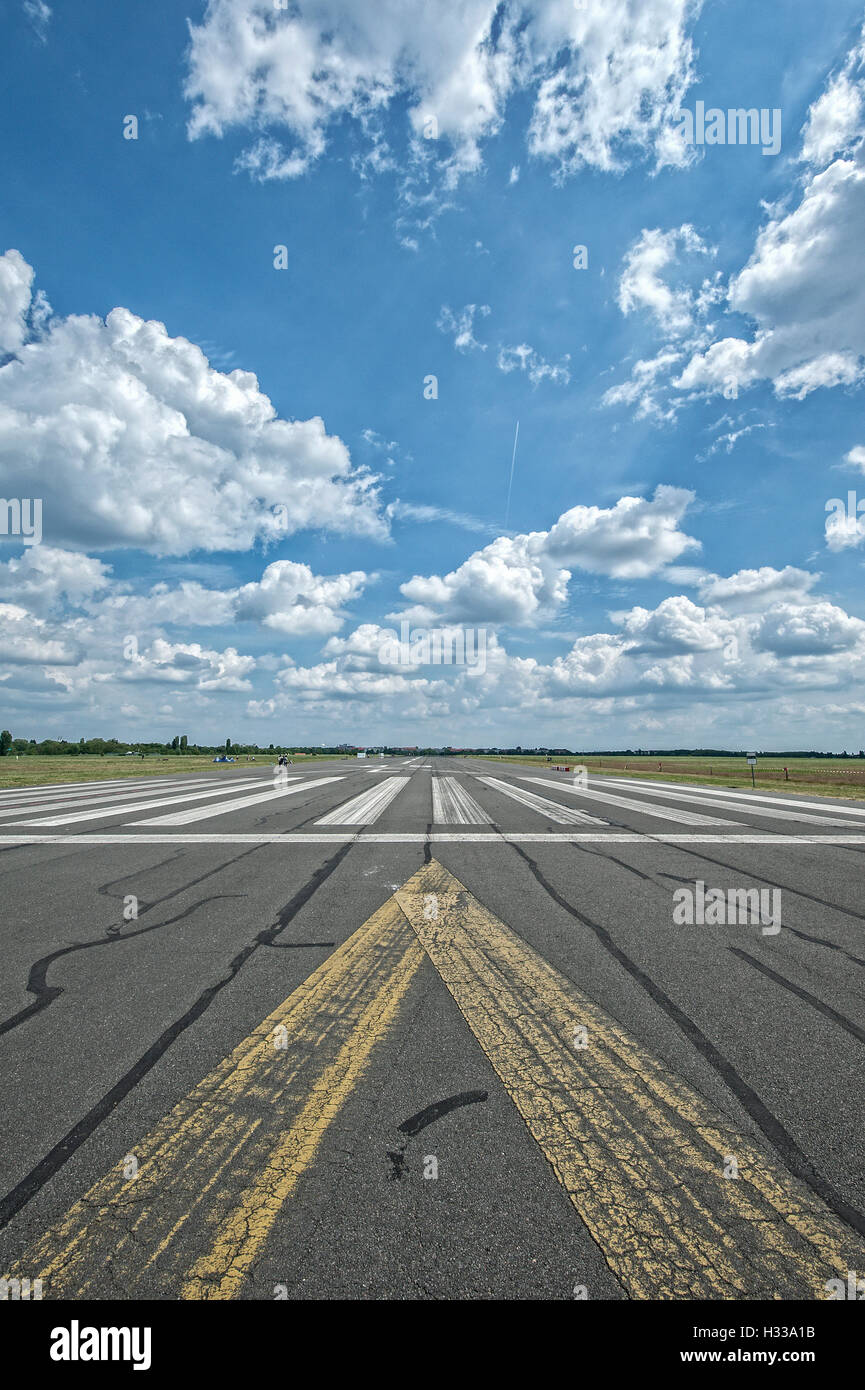 Feld landebahn -Fotos und -Bildmaterial in hoher Auflösung – Alamy