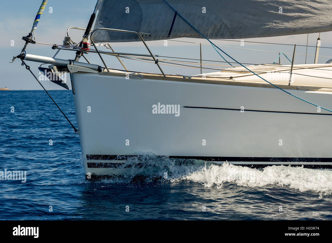 Nahaufnahme am Segelboot Bug mit angehobenen Genua ist im Mittelmeer ...