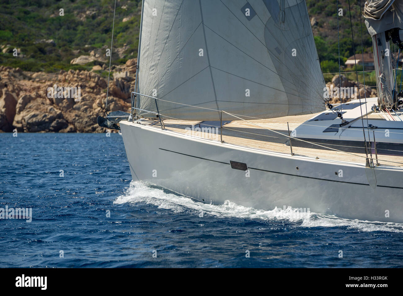 Luxus neue Kreuzfahrt Segelboot Bogen mit Teak-Deck unter Segel gehisst ...
