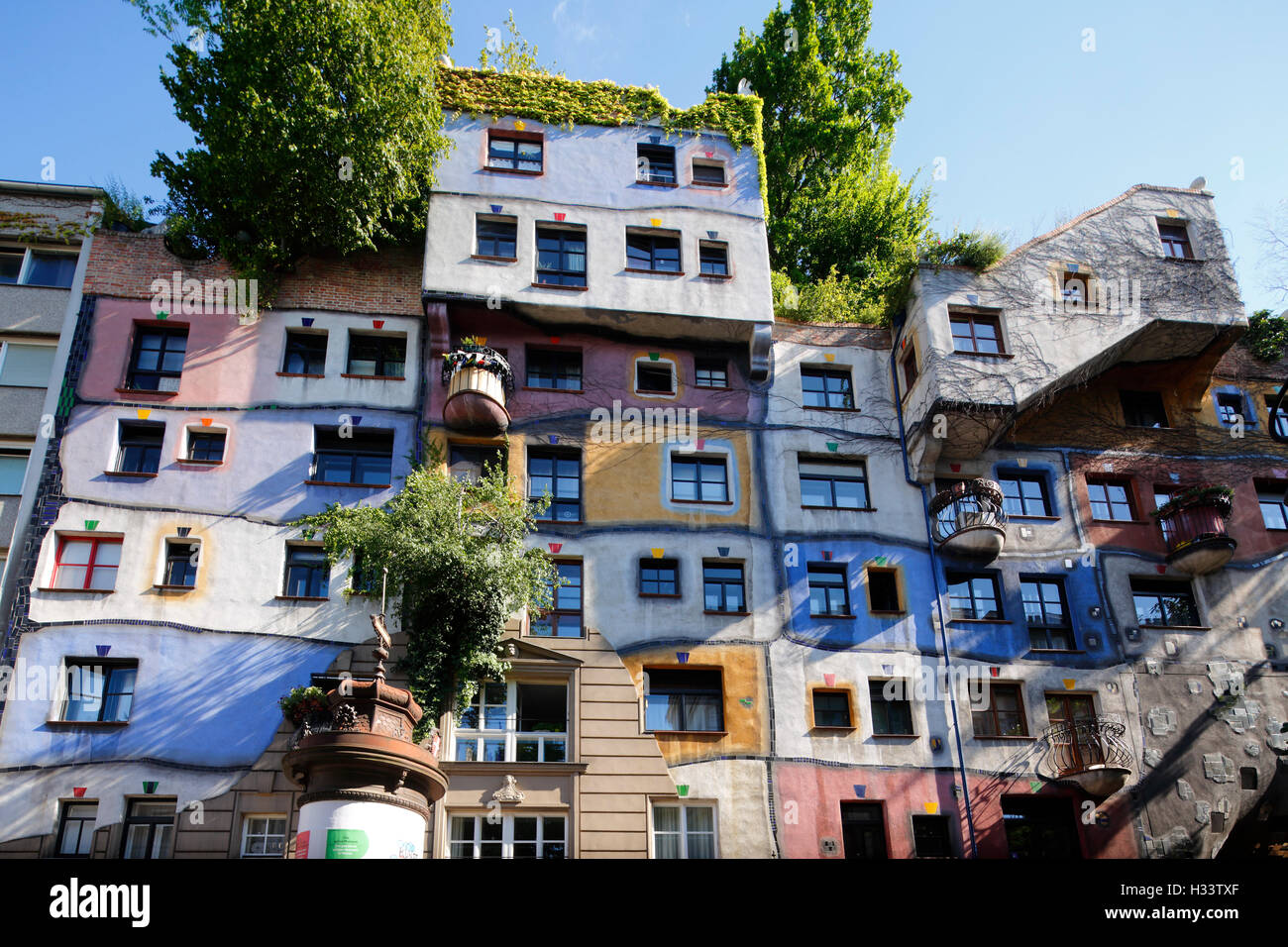 Hundertwasserhaus Mit Fassadenmalerei von Friedensreich Hundertwasser ...