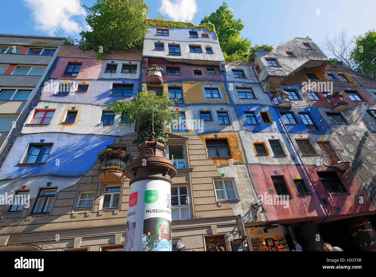 Hundertwasserhaus Mit Fassadenmalerei von Friedensreich Hundertwasser ...