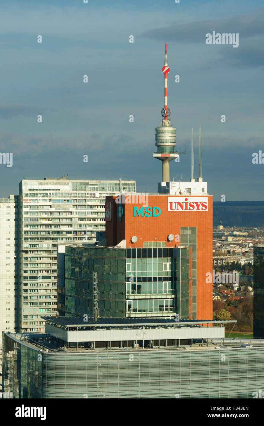 Wien, Wien: Andromeda-Tower, Mischek Tower und Donauturm (von vorne nach hinten) in die Donau ...