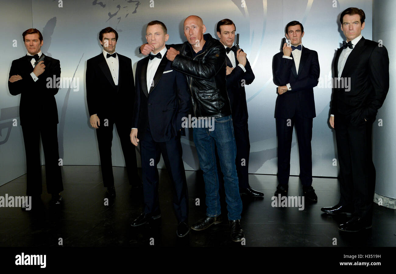 Elegantes Deutscher Schauspieler Bei James Bond Fotos