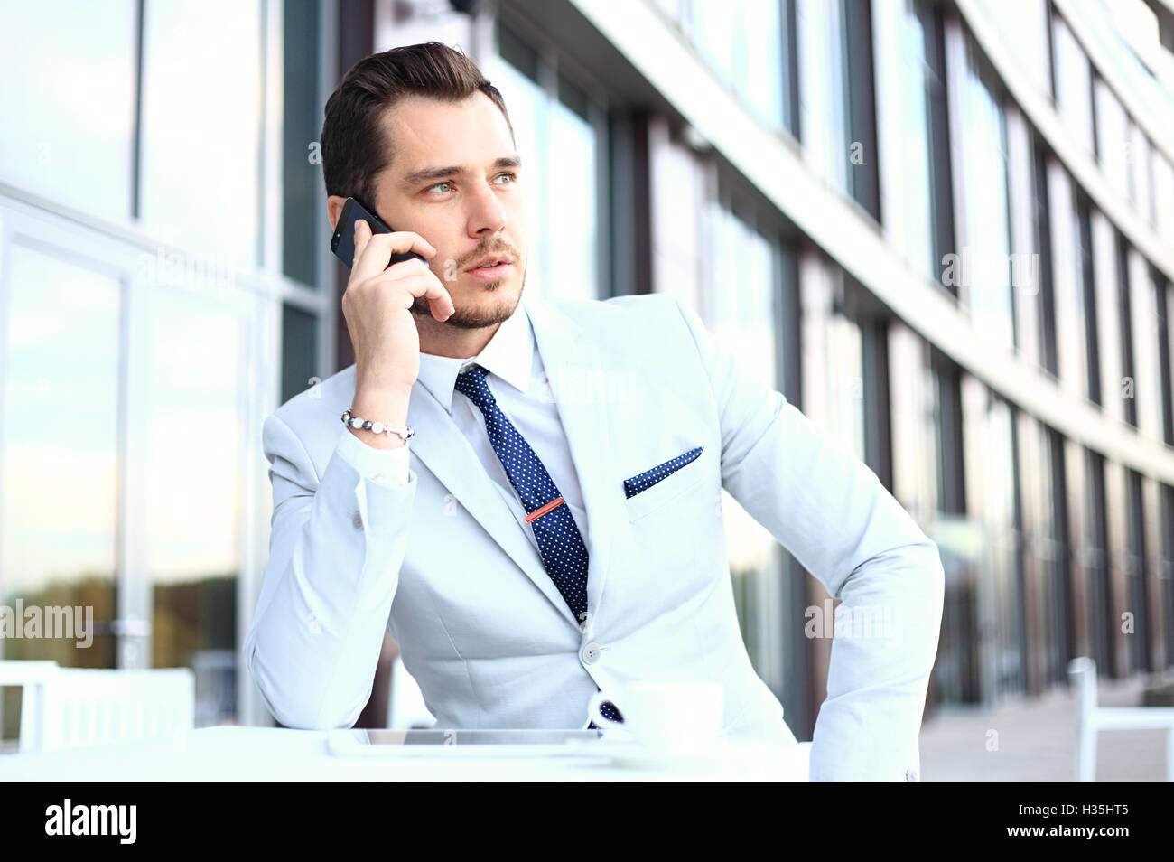 Mann auf Smartphone - jungen Geschäftsmann am Smartphone sprechen ...