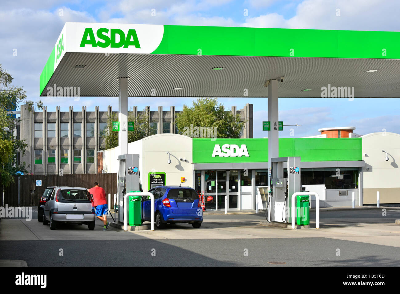 Asda UK Supermarkt Tankstellen Supply Chain mit Kunden auf Vorplatz ...