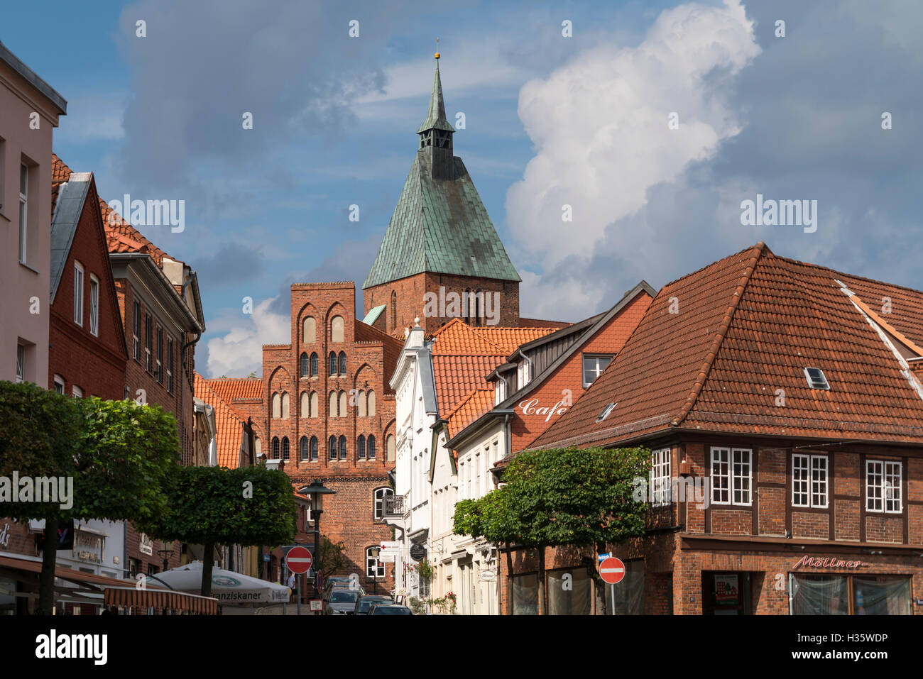 Rathaus und St. Nicolai-Kirche in Mölln, Schleswig-Holstein ...