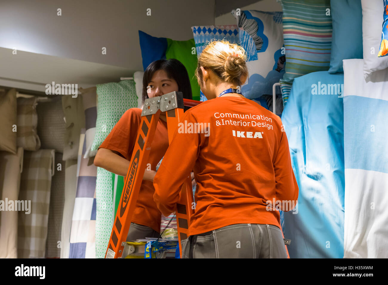 Female ikea worker -Fotos und -Bildmaterial in hoher Auflösung – Alamy