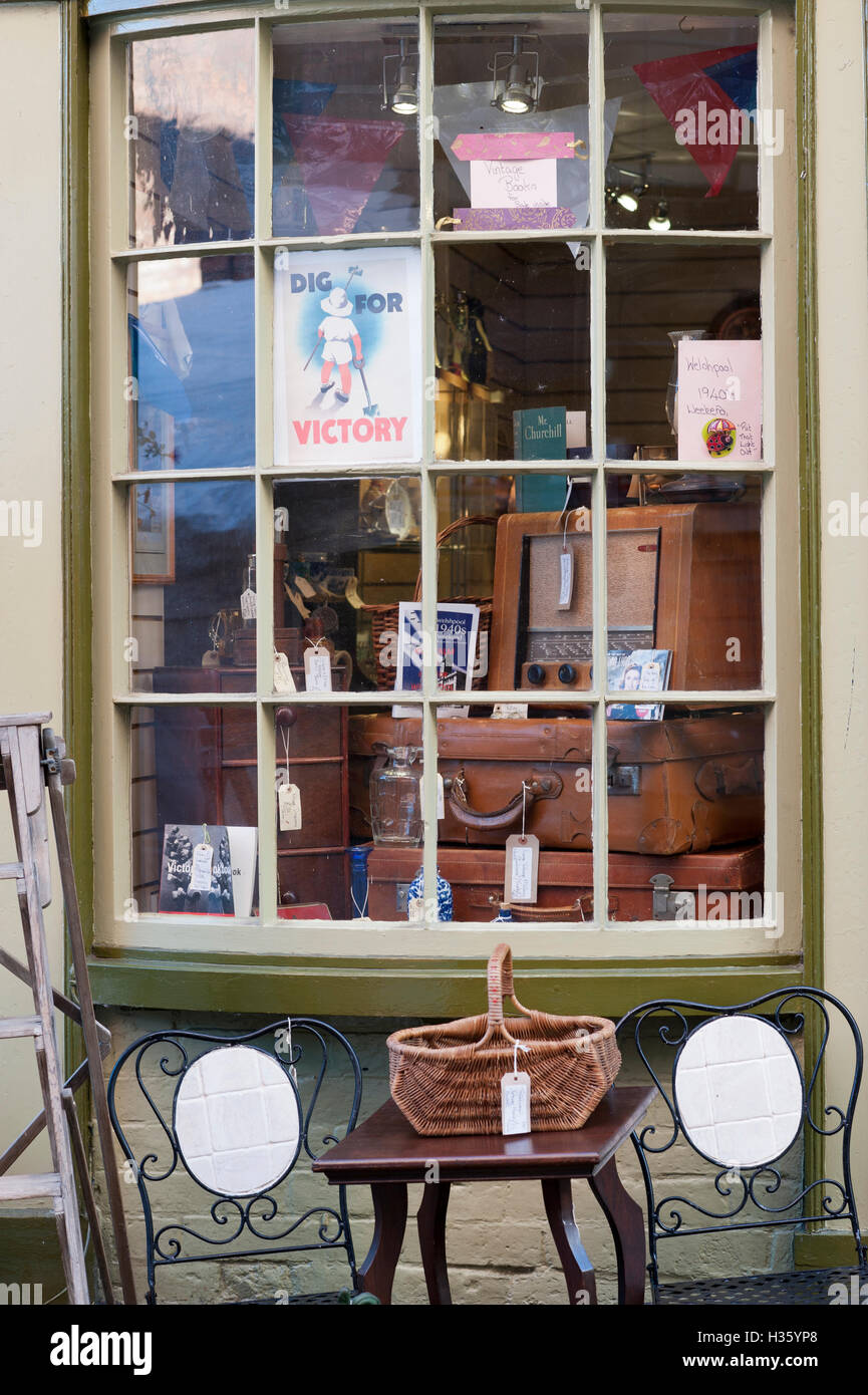 Antiquitäten-Shops in Hall Street, Welshpool feiert die 40er Jahre ...