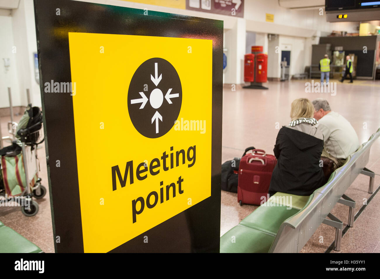 Meeting point sign heathrow airport -Fotos und -Bildmaterial in hoher ...