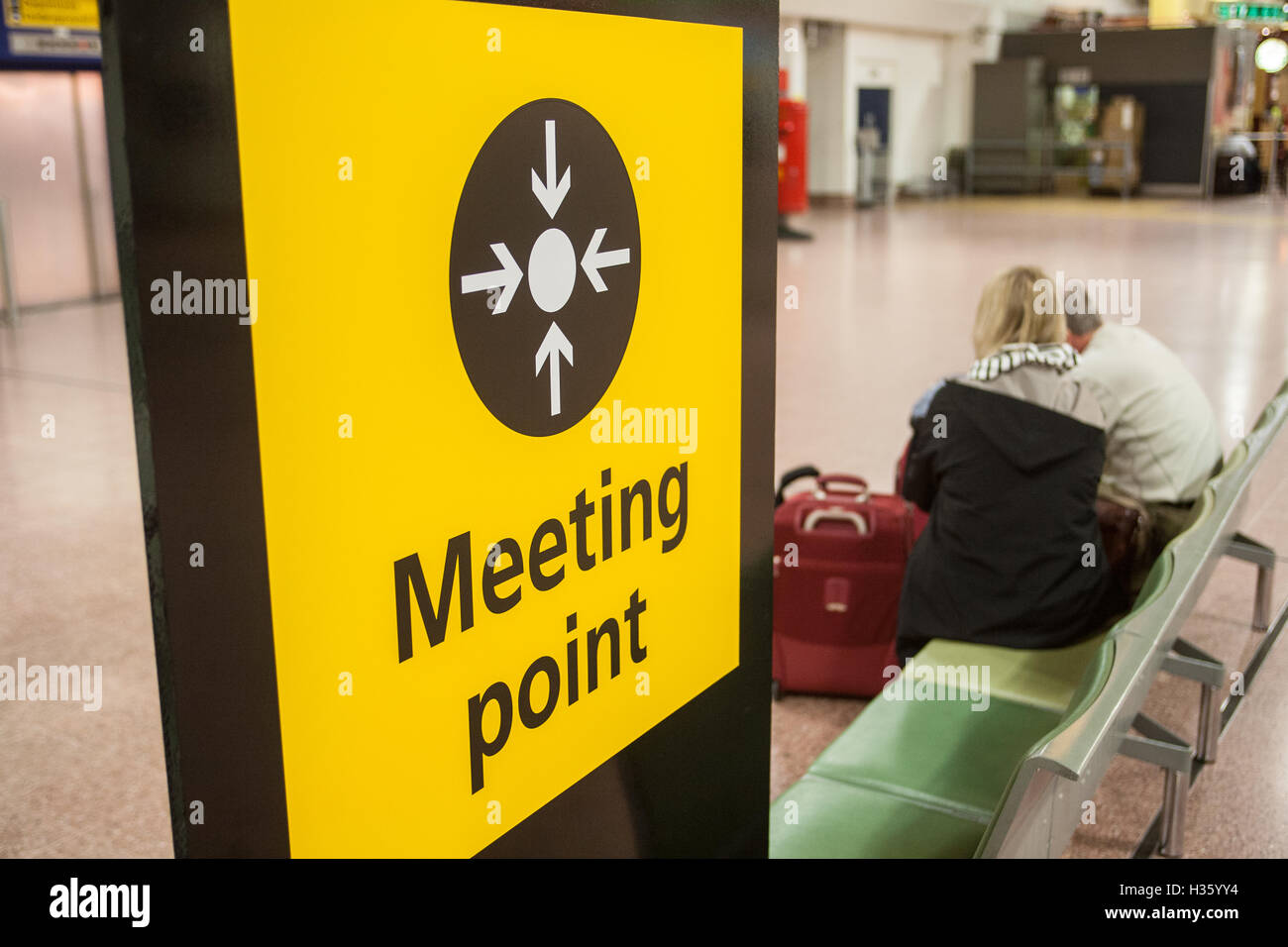 Meeting point sign heathrow airport -Fotos und -Bildmaterial in hoher ...