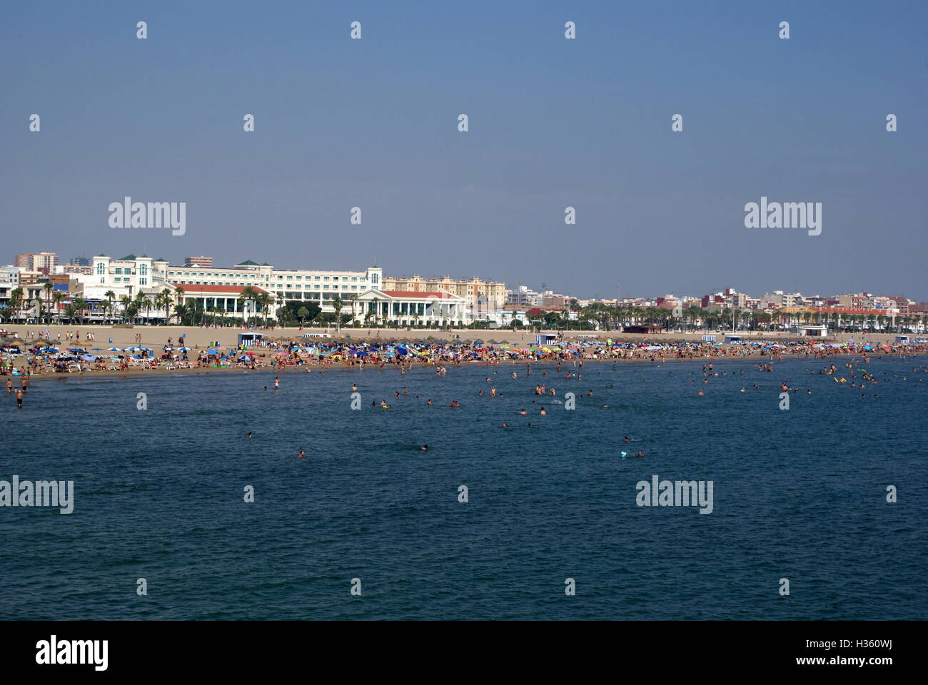 Valencia beach tourists -Fotos und -Bildmaterial in hoher Auflösung – Alamy