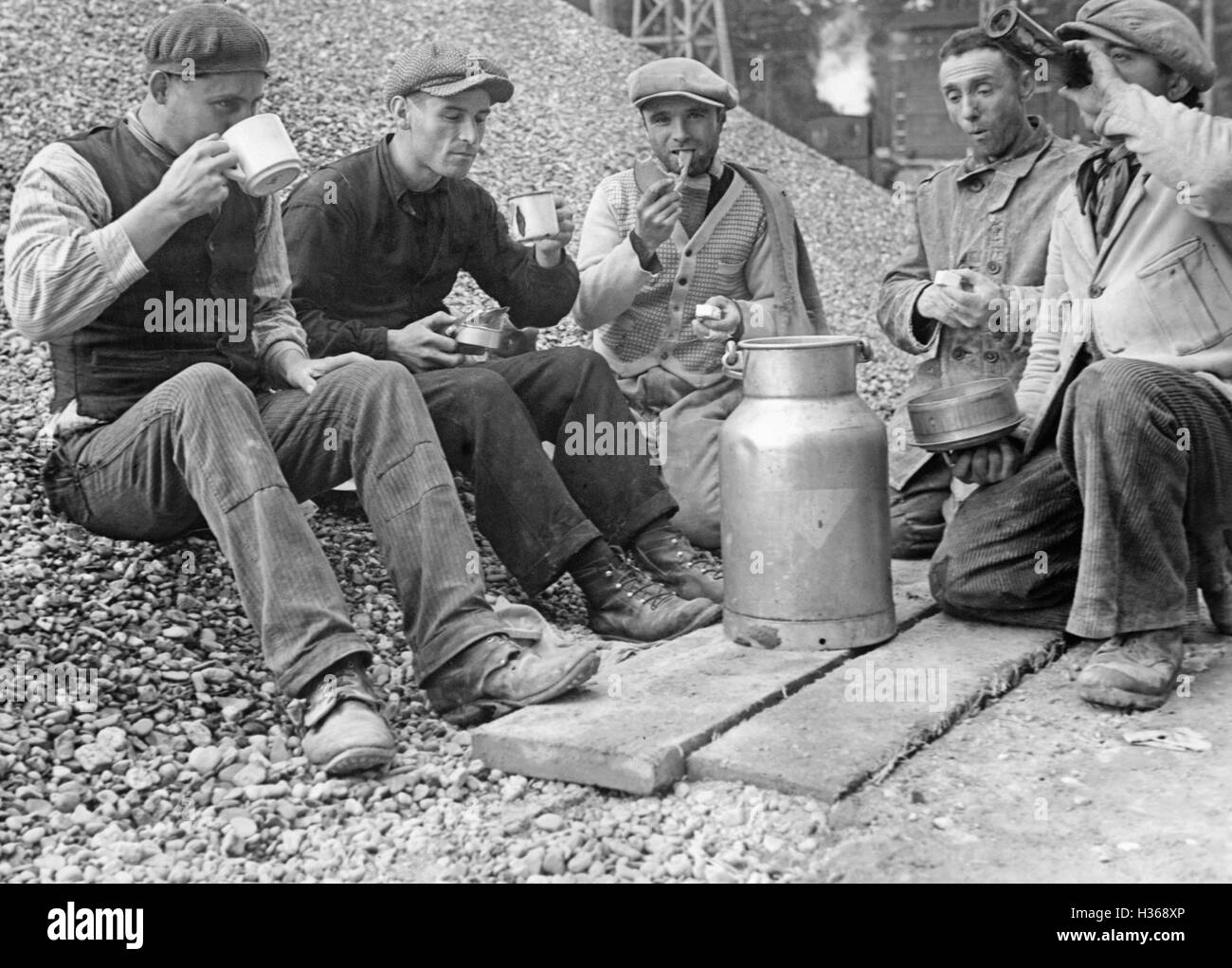 "Italienische"Gastarbeiter"in Wolfsburg 1938 Stockfotografie - Alamy