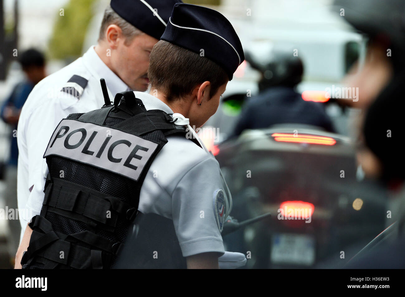 Französische Polizei-Patrouille in Boulevard des Invalides, Paris ...