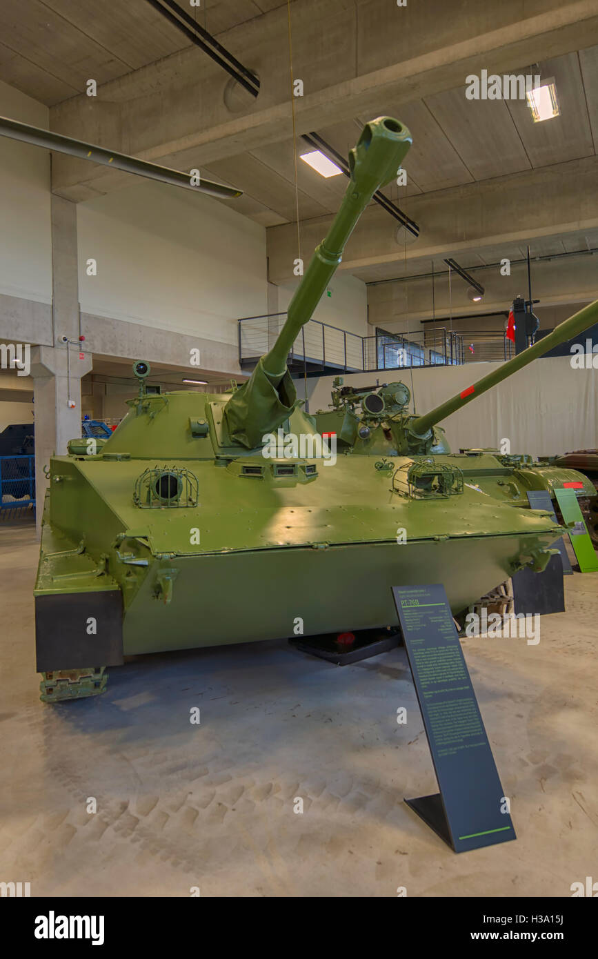 PT-76B Reconnaissance Tank bei Military History Park in Pivka, Slowenien Stockfotografie - Alamy