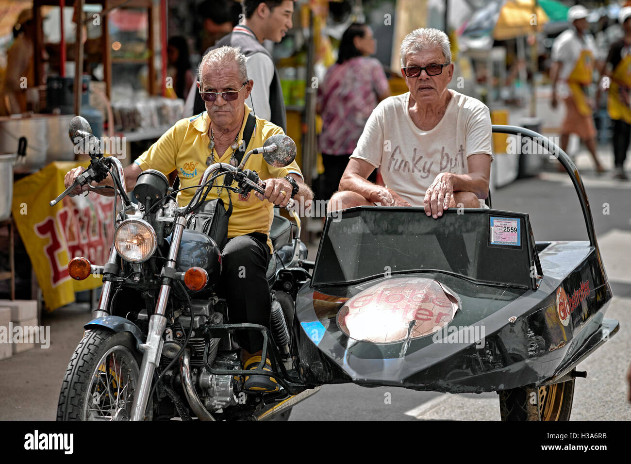 Motorrad-Beiwagen. Ältere kaukasische Männer, die mit Motorrad und ...