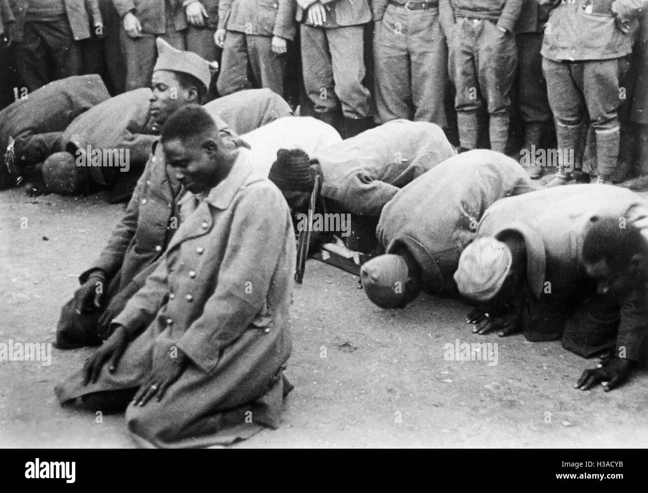 Gefangene französische Muslime während des Gebets, 1940 Stockfotografie ...