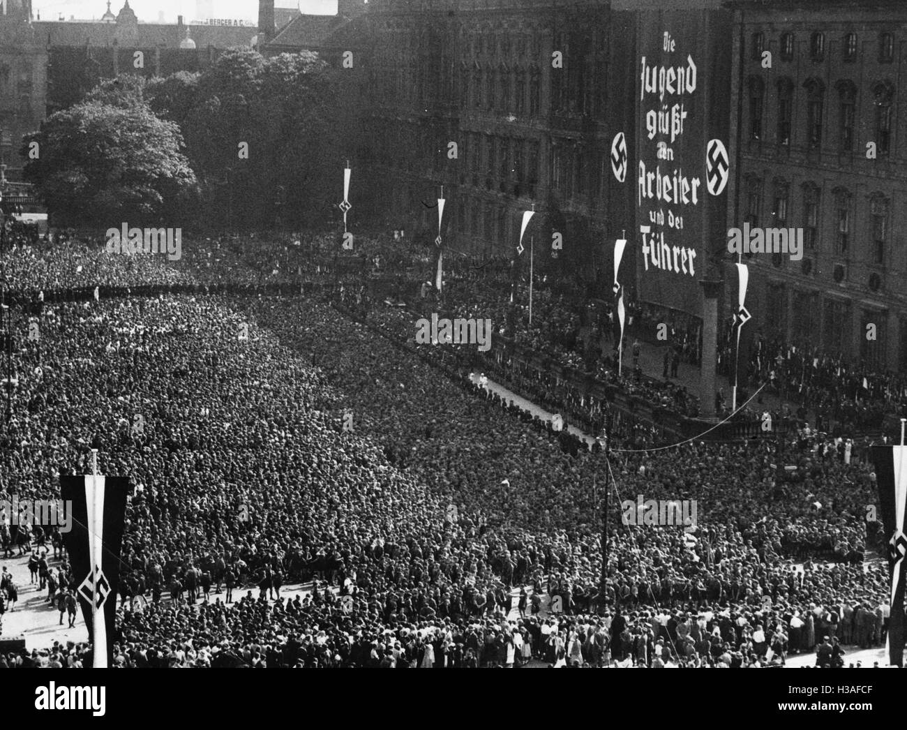 Hitler youth poster -Fotos und -Bildmaterial in hoher Auflösung – Alamy