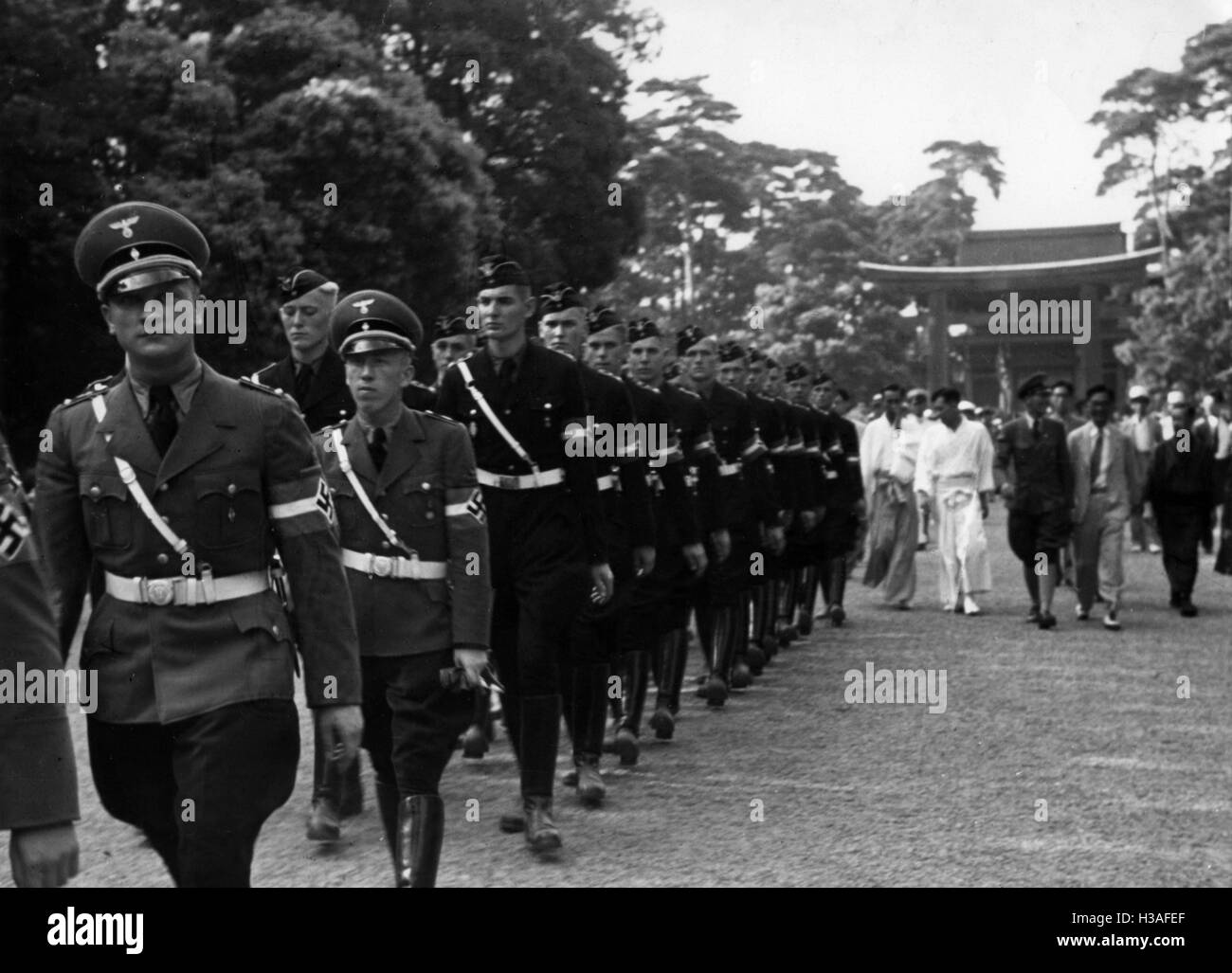 Hitler-Jugend-Gruppe an der Meiji-Schrein in Tokio, 1938 ...