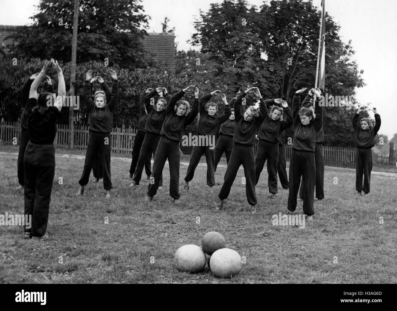 BDM-Mädchen machen Frühstück Sport, 1941 Stockfotografie - Alamy