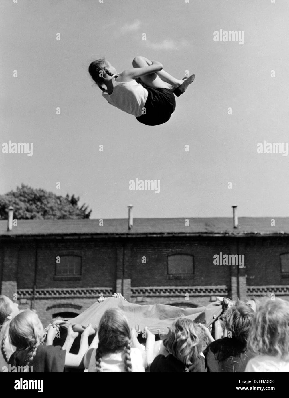 Jungmädel beim Prellen, 1938 Stockfotografie - Alamy