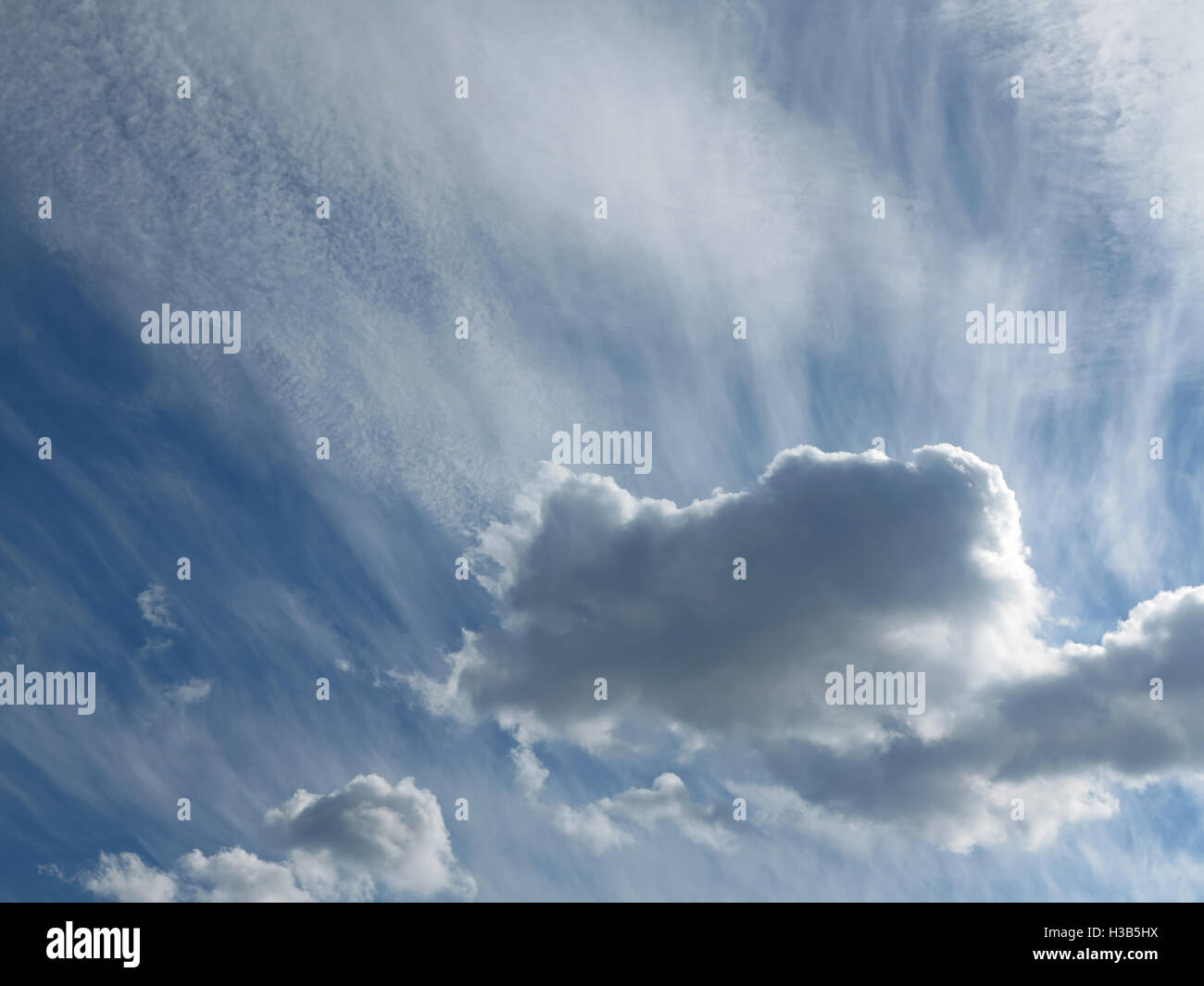 Himmel mit windwolken -Fotos und -Bildmaterial in hoher Auflösung – Alamy