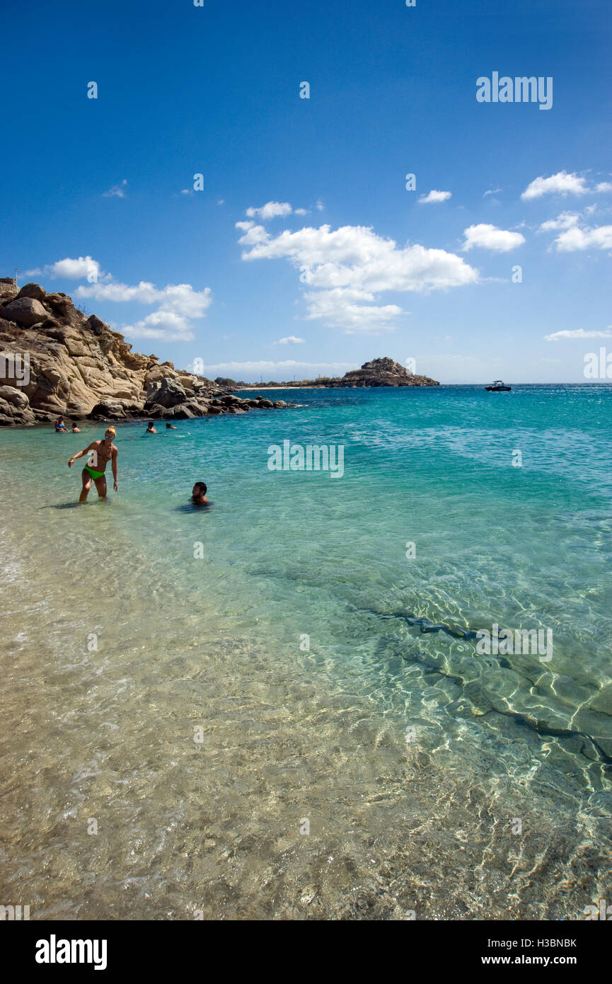 Menschen, die genießen Strand auf der Insel Mykonos in Griechenland ...
