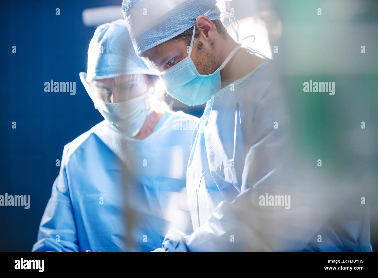 Chirurgen in uniform -Fotos und -Bildmaterial in hoher Auflösung – Alamy