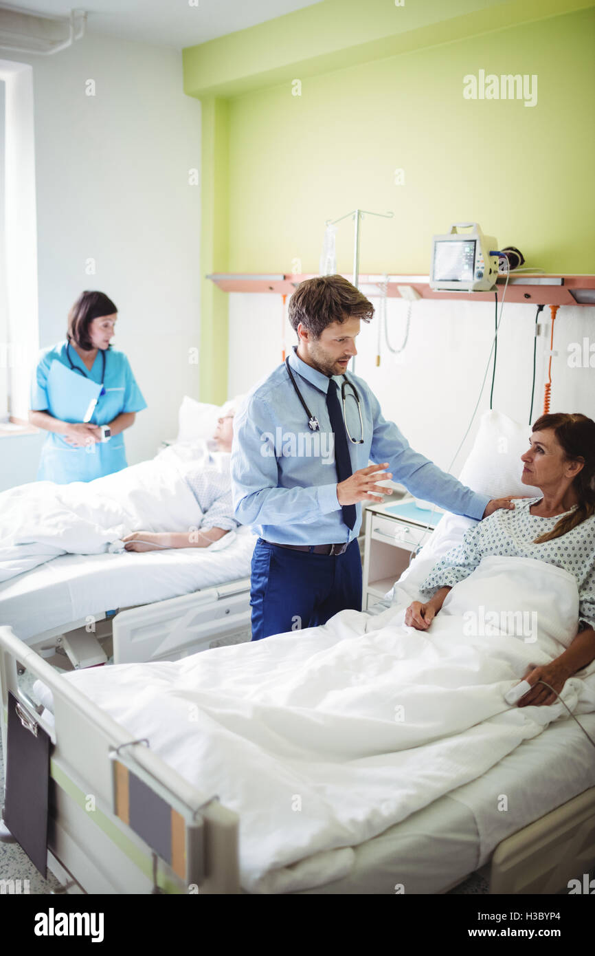 Liegende patienten -Fotos und -Bildmaterial in hoher Auflösung – Alamy
