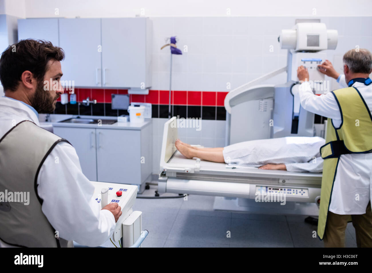 Arzt mit Röntgengerät, Patienten zu untersuchen Stockfotografie - Alamy