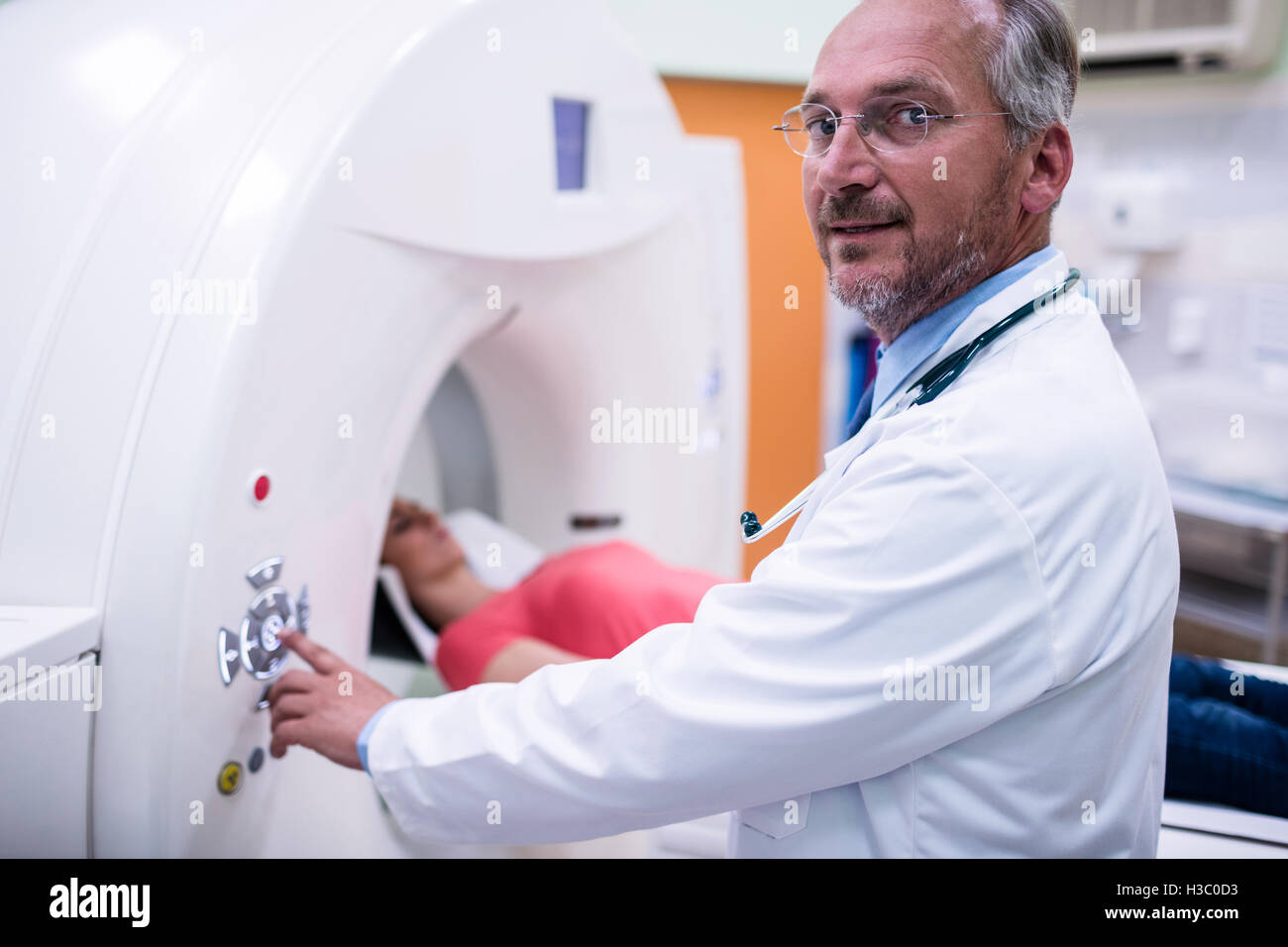 Porträt von Arzt MRT-Gerät in Betrieb Stockfotografie - Alamy
