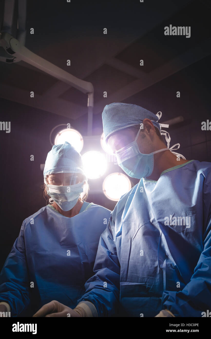 Chirurgen in uniform -Fotos und -Bildmaterial in hoher Auflösung – Alamy