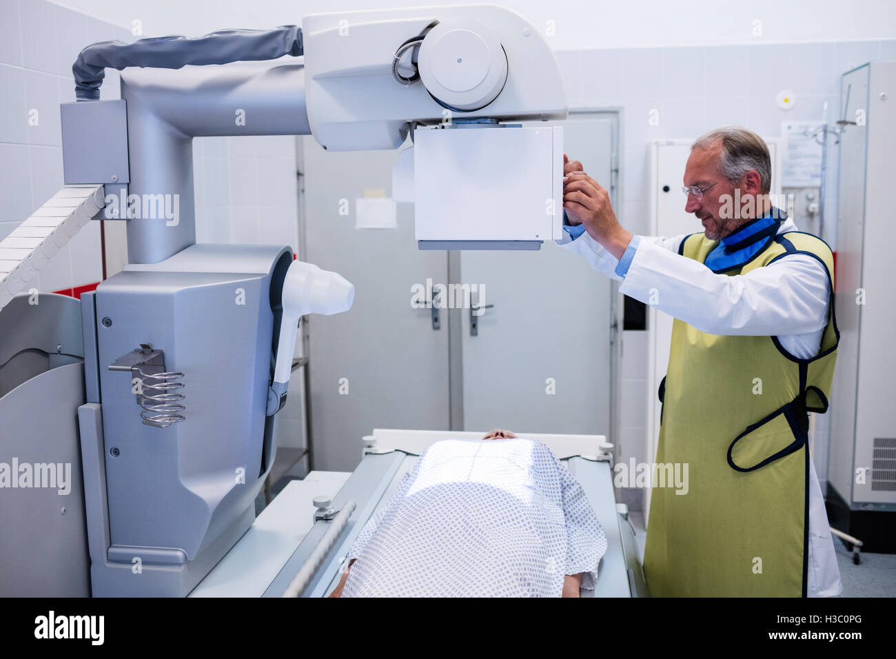 Arzt mit Röntgengerät, Patienten zu untersuchen Stockfotografie - Alamy